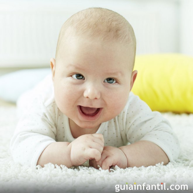 Foto del bebé cuando consigue levantar la cabeza