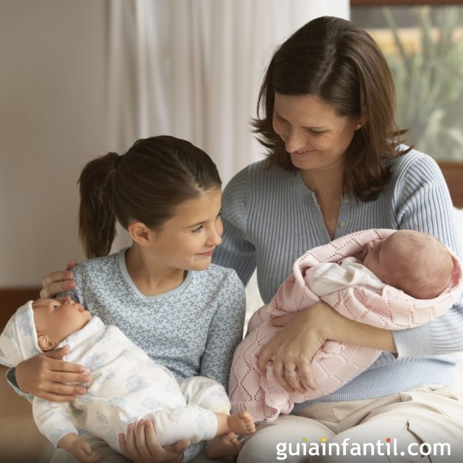 Niña imita a ser mamá